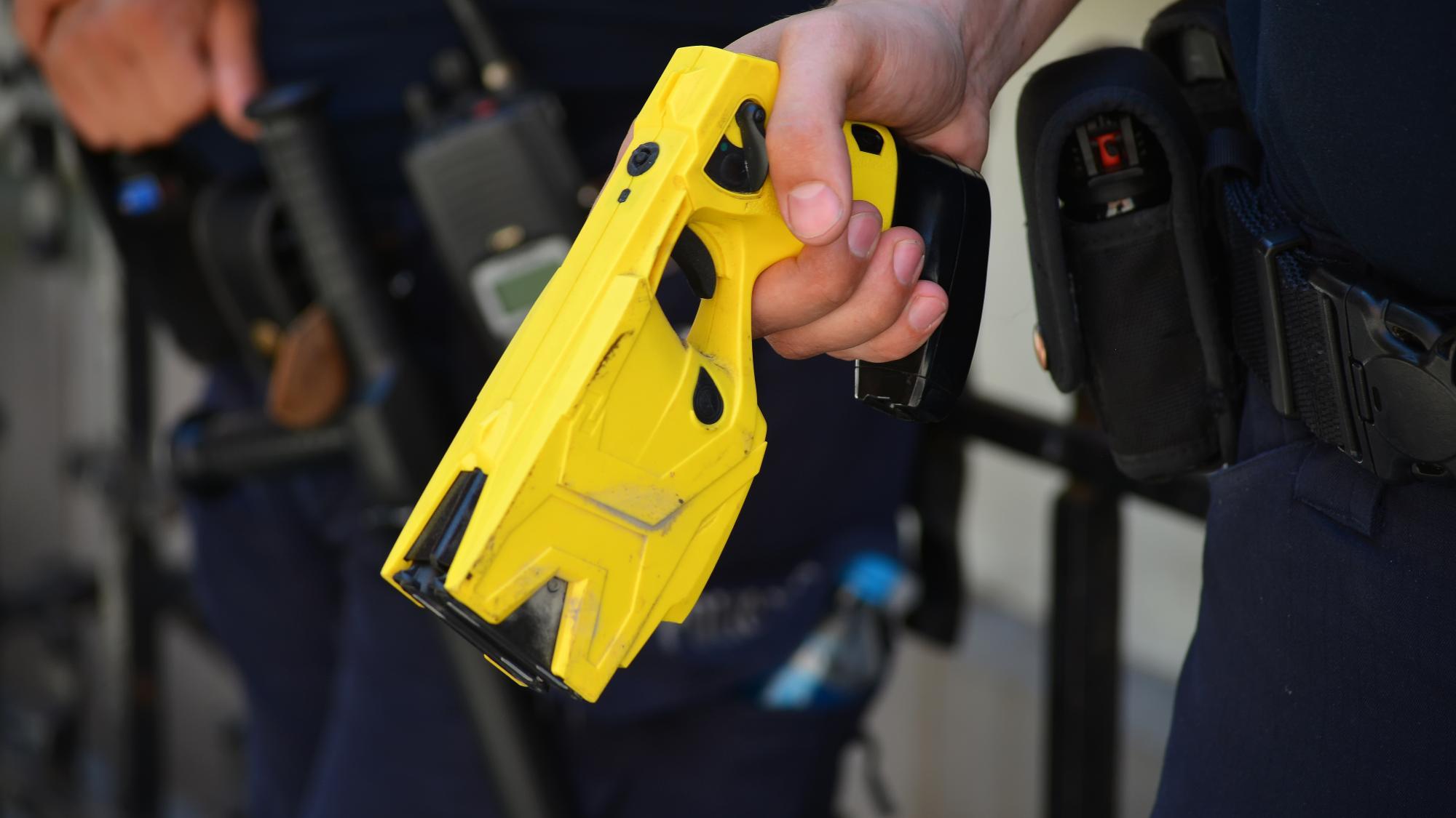 Nach Taser-Einsatz in der Sassari-Straße: Randalierer (32) abgeschoben ...