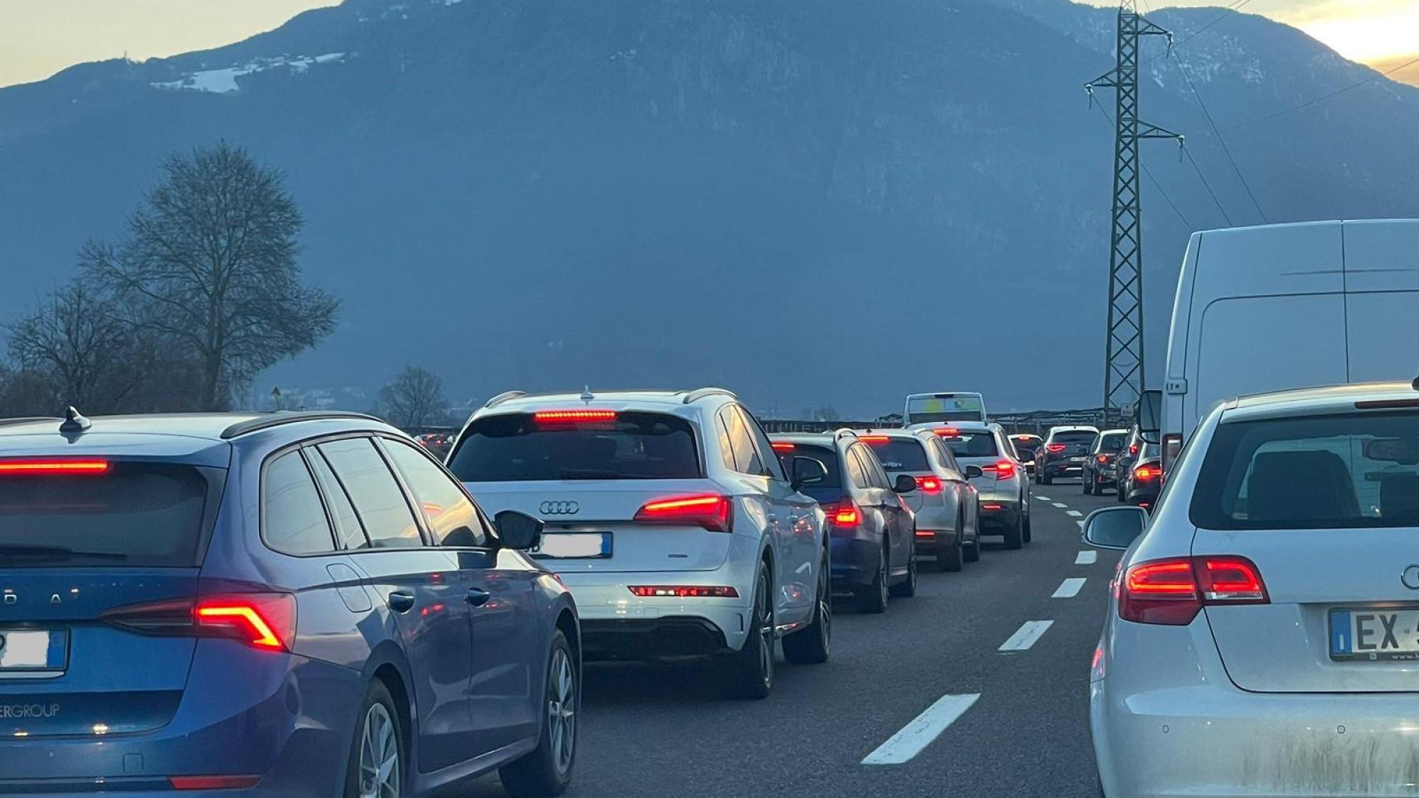 Mega-Stau auf der MeBo: „Eine Stunde von Eppan bis Bozen“ - Chronik ...