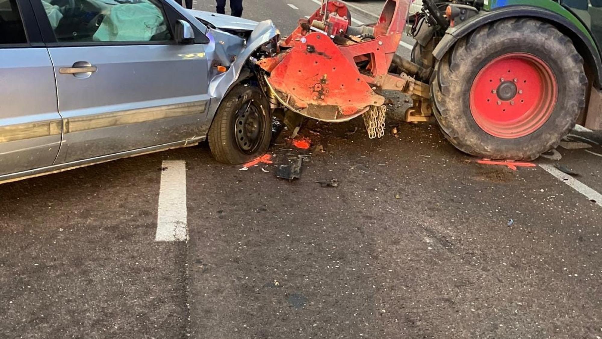 Leifers: Crash zwischen Auto und Traktor im Berufsverkehr – Ein Verletzter - Chronik | stol.it