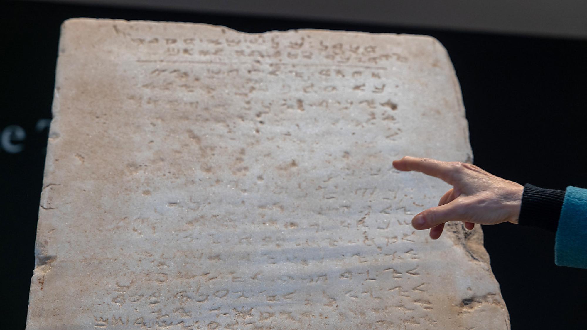 Steintafel mit 10 Geboten für 5 Mio. Dollar versteigert - Kultur | stol.it