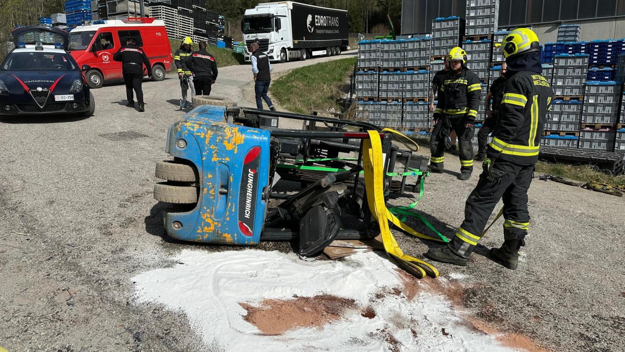 Franzensfeste: Gabelstapler kippt um – Lenker schwer verletzt - Chronik ...