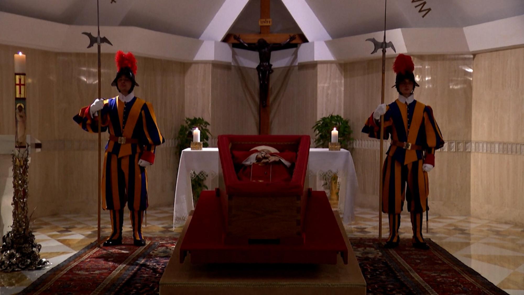 Vatikan: Papst Franziskus im offenen Sarg aufgebahrt - Videos | stol.it