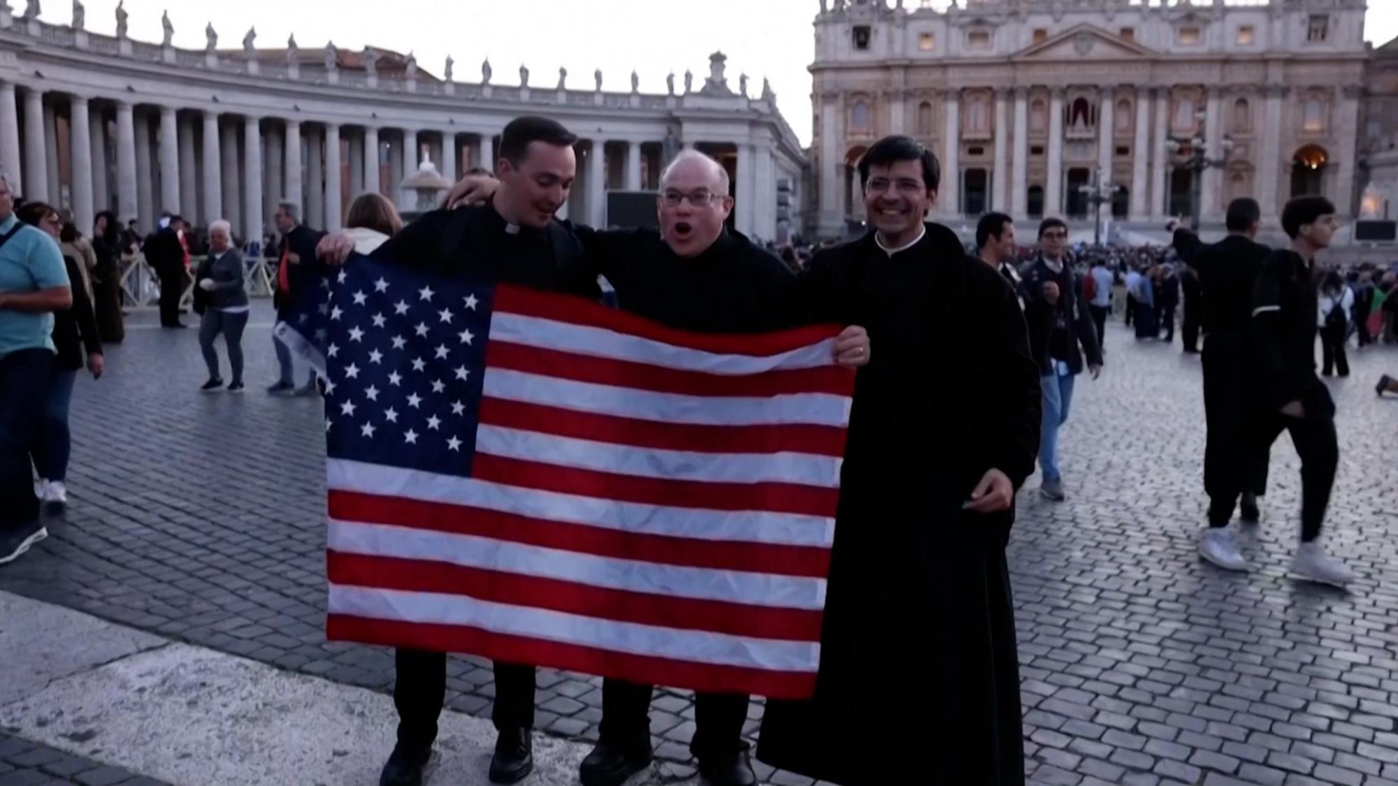 Rom: Gläubige aus aller Welt feiern Papst Leo XIV. - Videos | stol.it