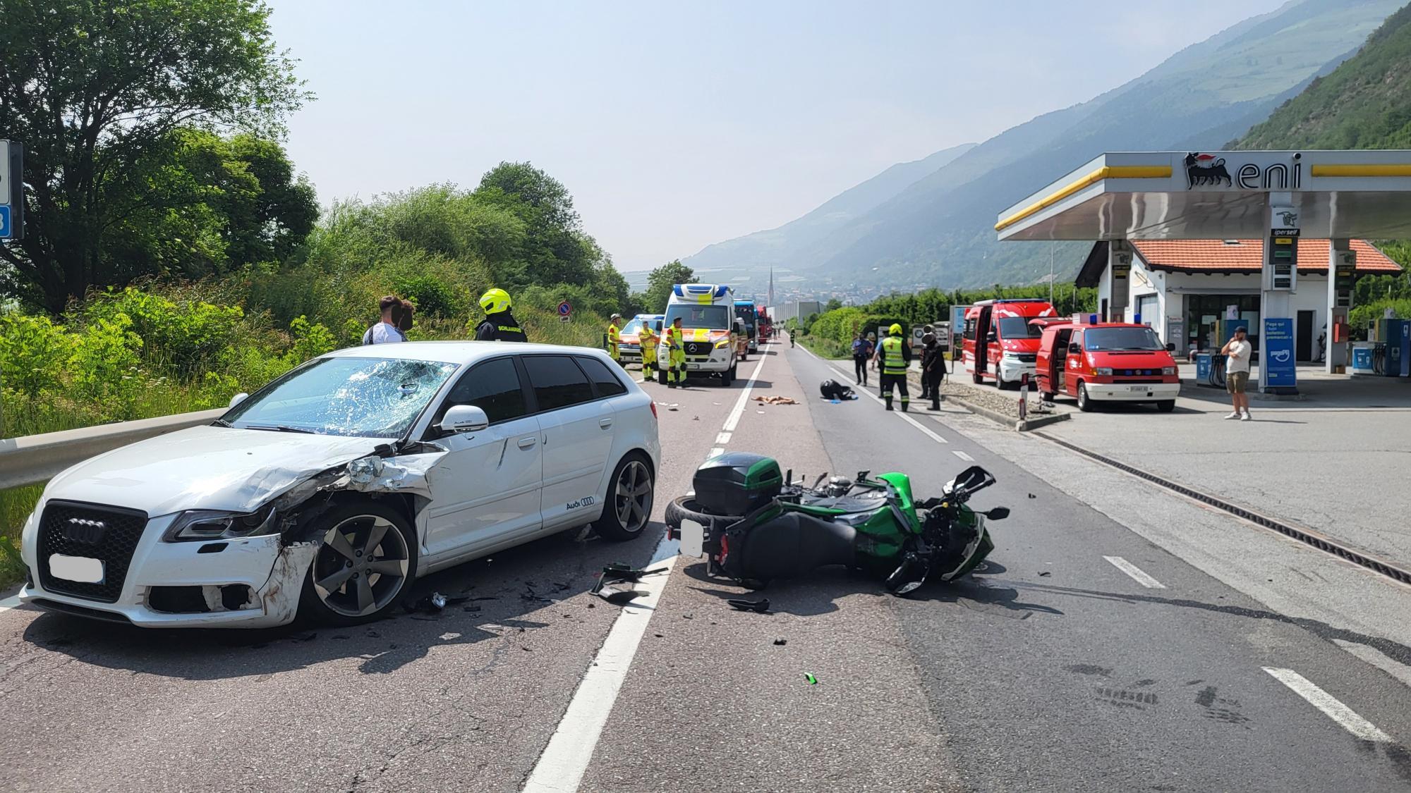 Vinschger Staatsstraße: Crash zwischen Motorrad und Pkw – Zwei Verletzte - Chronik | stol.it