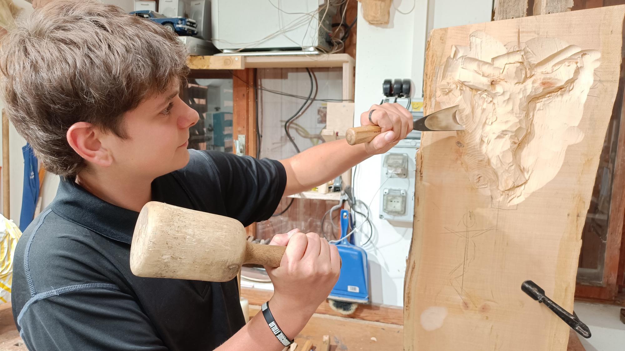 Jakob Piazzi (16) aus Gfrill formt Holz zum Leben - Panorama | stol.it