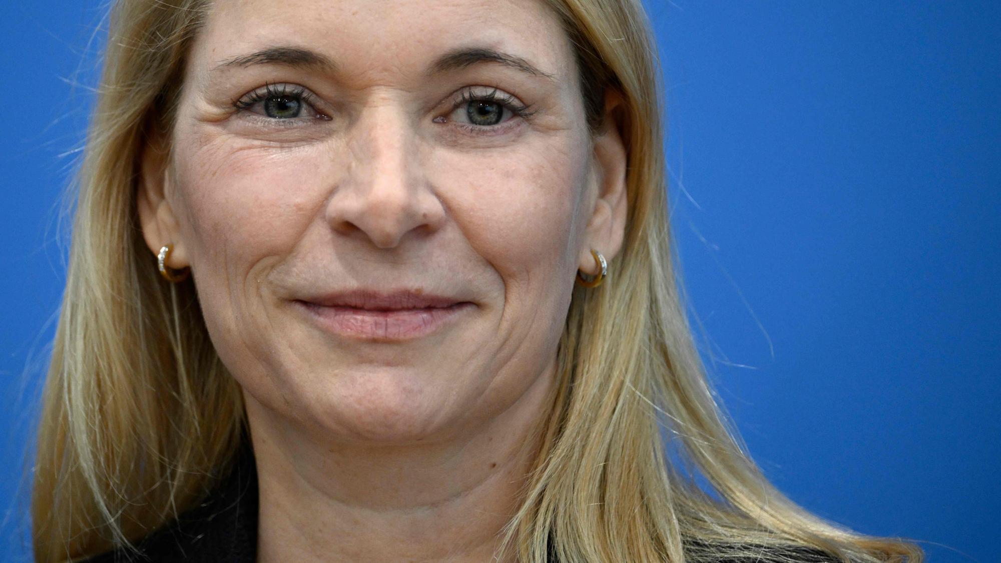 VIDEO | Evelyn Palla will die Bahn wieder auf Spur bringen: „Wir räumen ...
