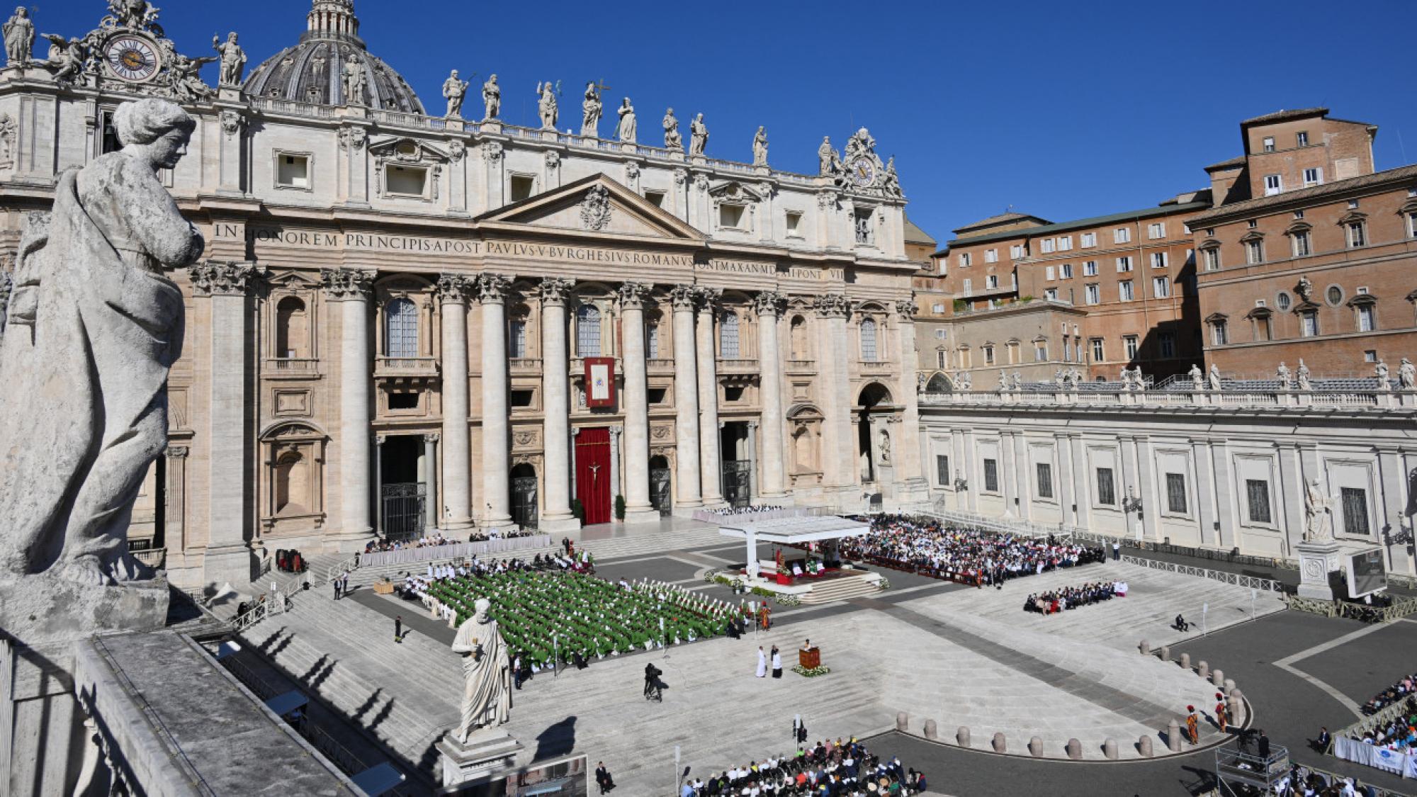 Mann urinierte vor Gläubigen auf Altar des Petersdoms - Chronik | stol.it