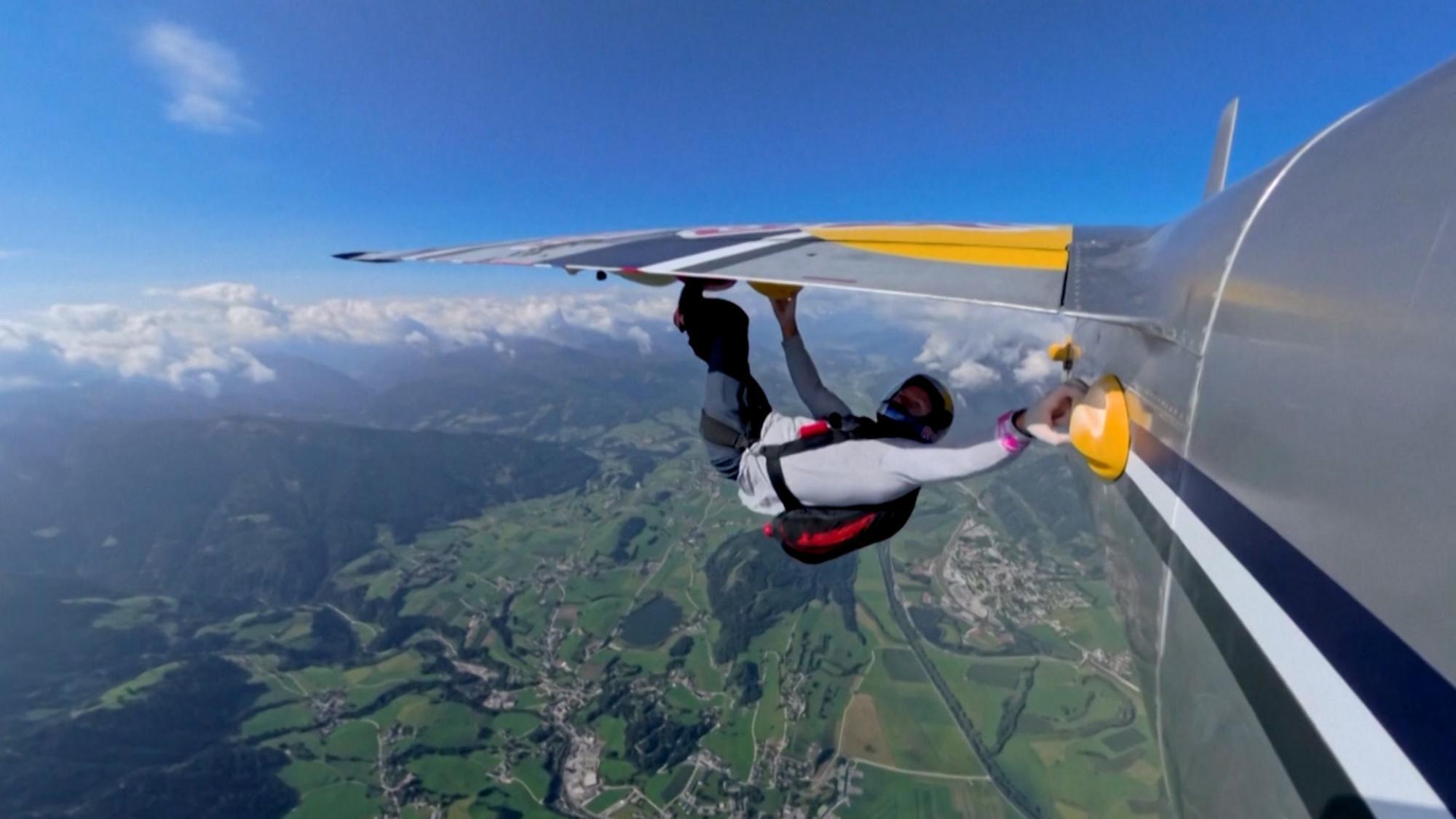 Rekord: Slowene klettert um fliegendes Flugzeug - Videos | stol.it