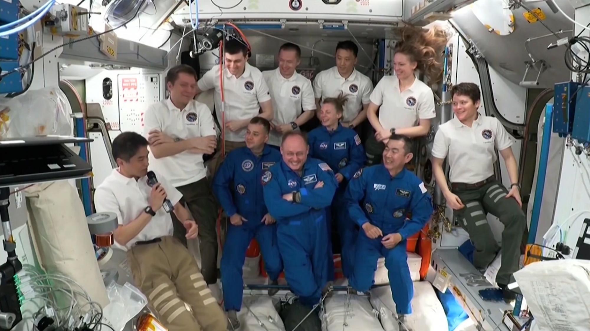 Medizinisches Problem: NASA holt ISS-Crew vorzeitig zurück - Videos ...