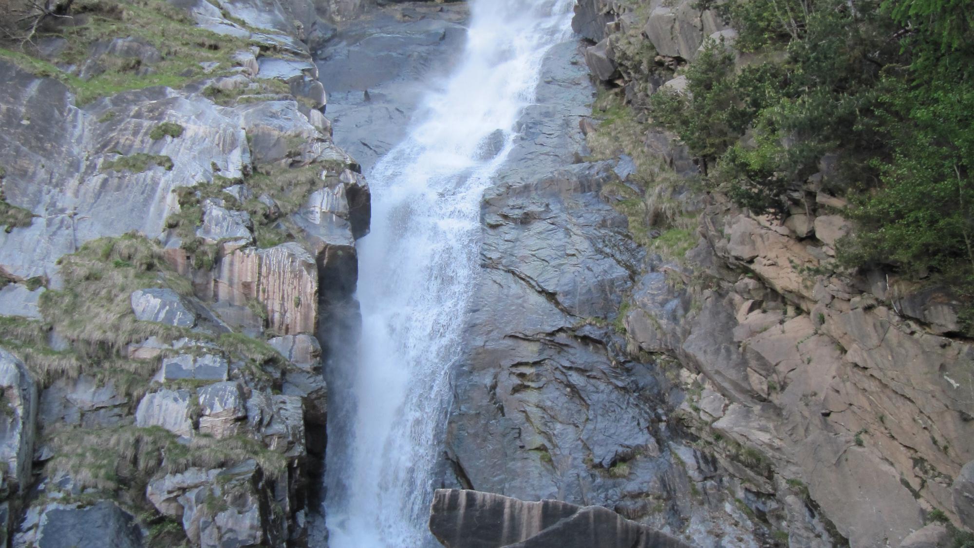 Tödlicher Unfall in Barbian: Person stürzt in Wasserfall - Chronik ...