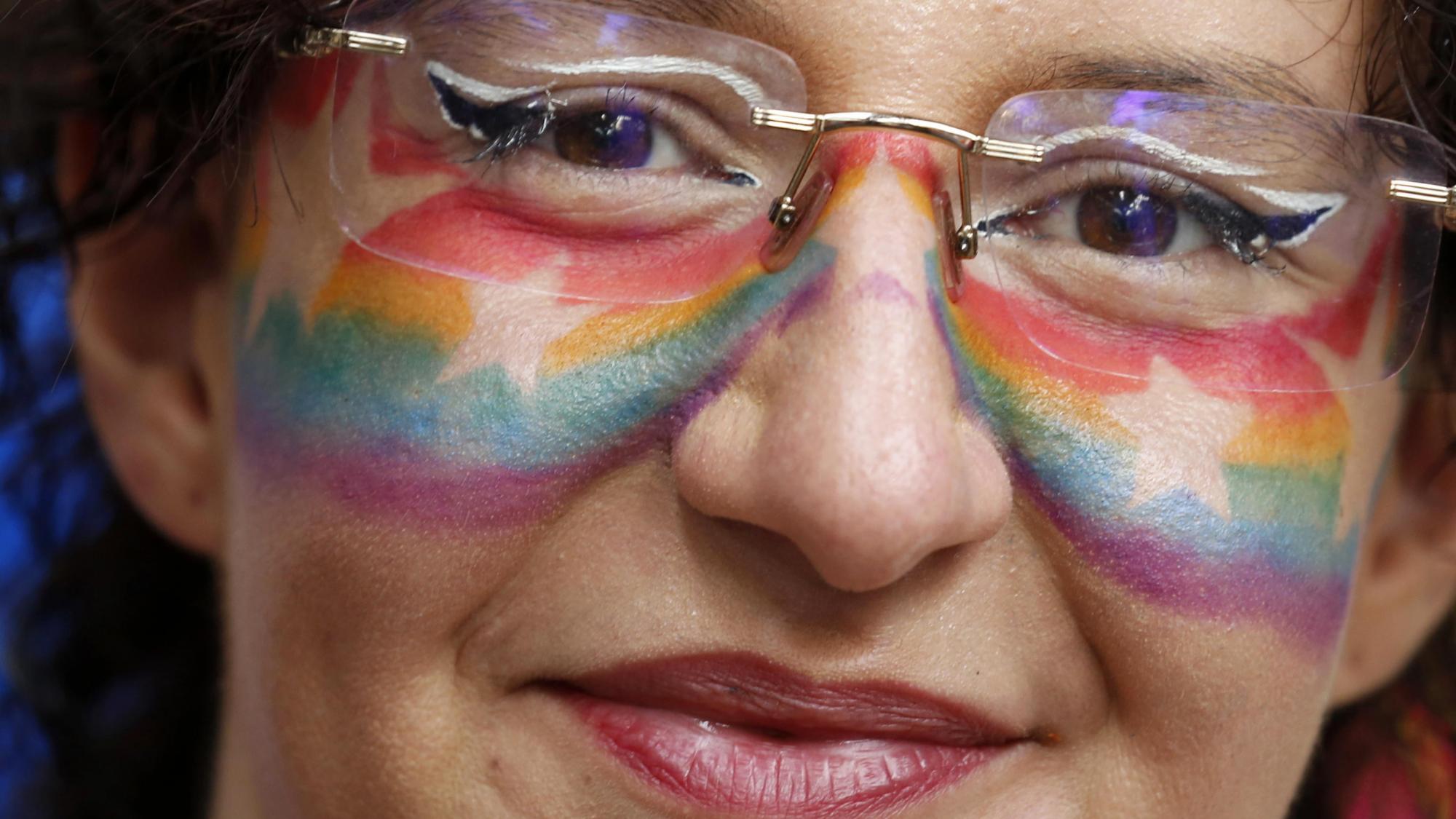 Regenbogenmonat Juni: Eine Flagge, viele konträre Positionen - Politik ...