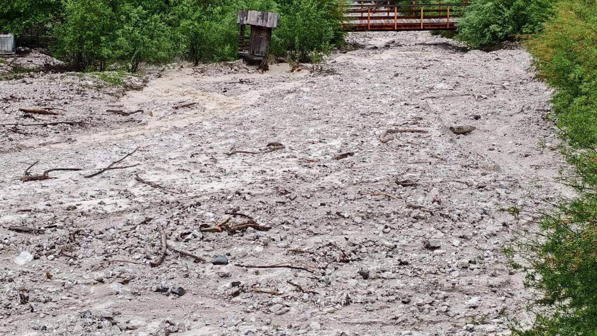 VIDEO und BILDER | Lage angespannt: Murenabgänge und Straßensperren ...