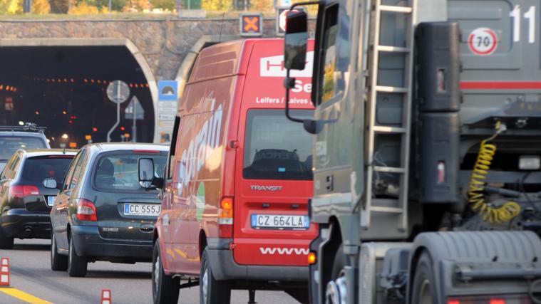 Stau auf der MeBo in Richtung Bozen: Unfall im Sigmundskroner Tunnel ...